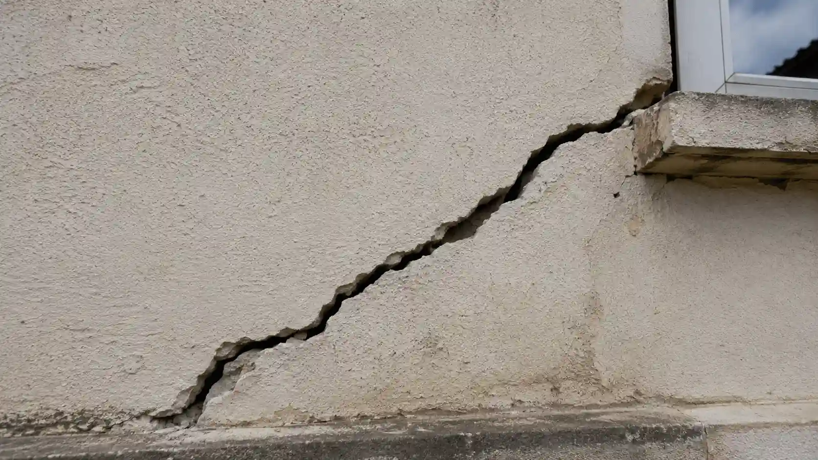 Fissure en façade : types, causes, risques et quand agir (2026)